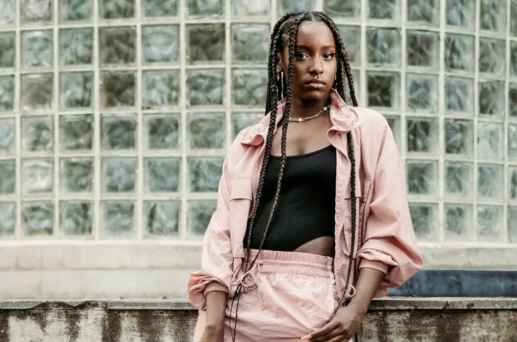 J Noa, rapera dominicana de 17 años nominada al Latin Grammy