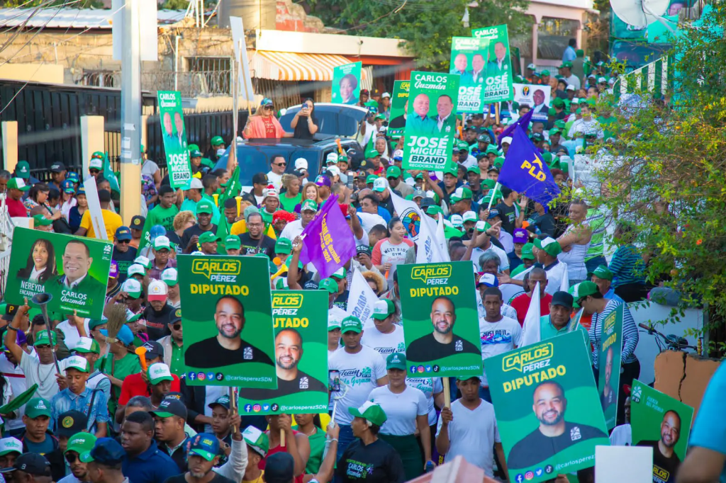 Carlos Guzmán encabeza recorrido en Villa Mella junto a aliados