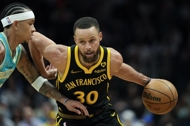 Curry guía a Warriors a victoria sobre Charlotte