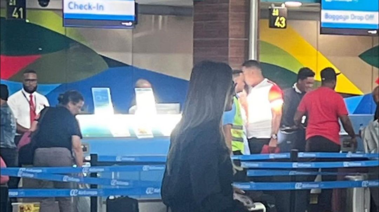 Captan a Caroline Aquino salir del país