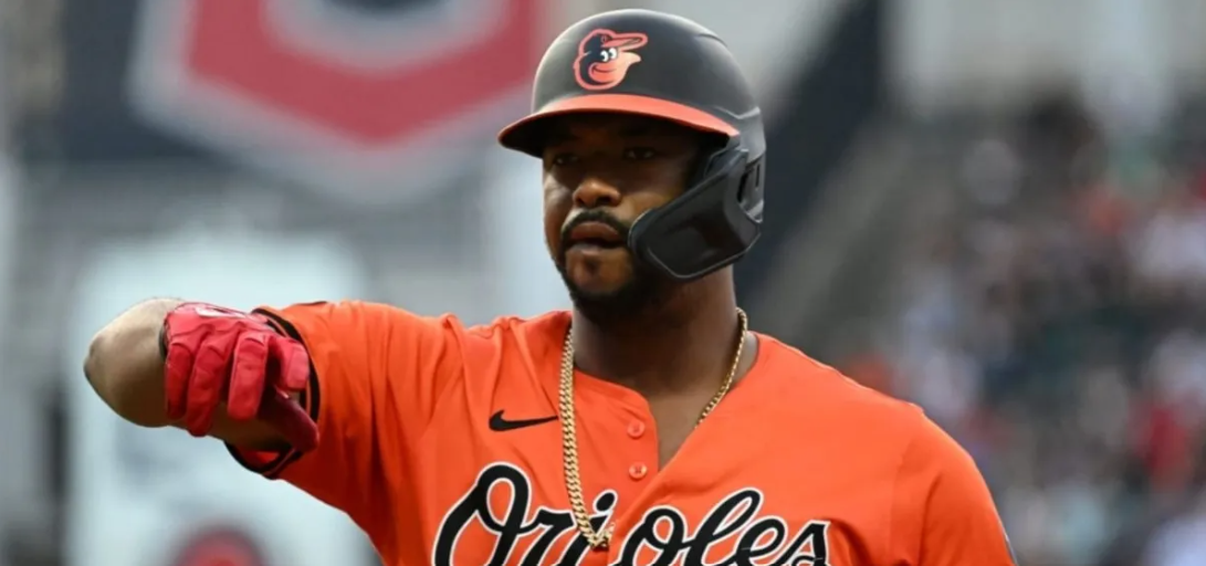 Eloy Jiménez firma con los Rays en contrato de ligas menores