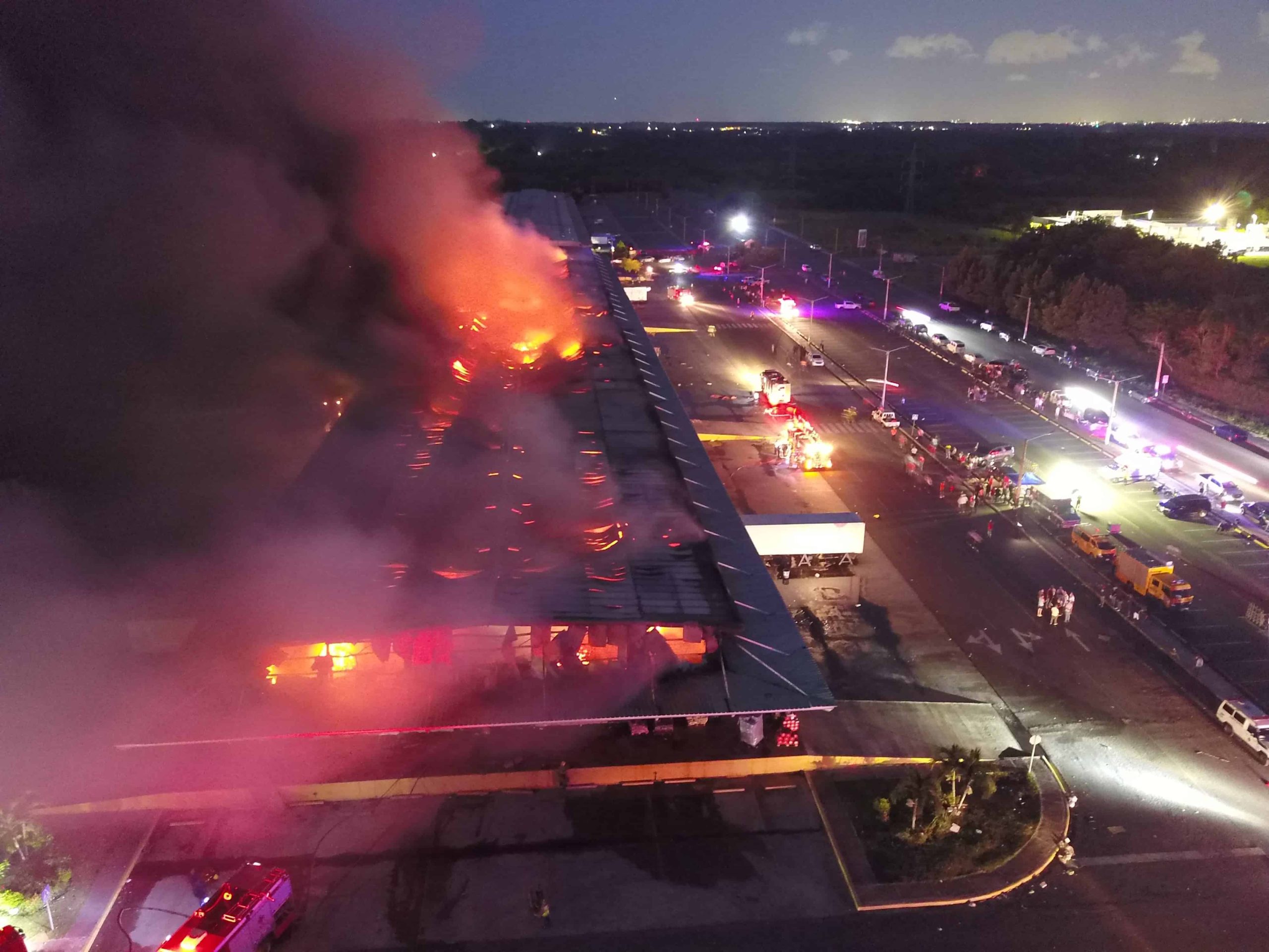 Incendio sacude el Merca: aún sin causas claras del fuego - EsquinaRD